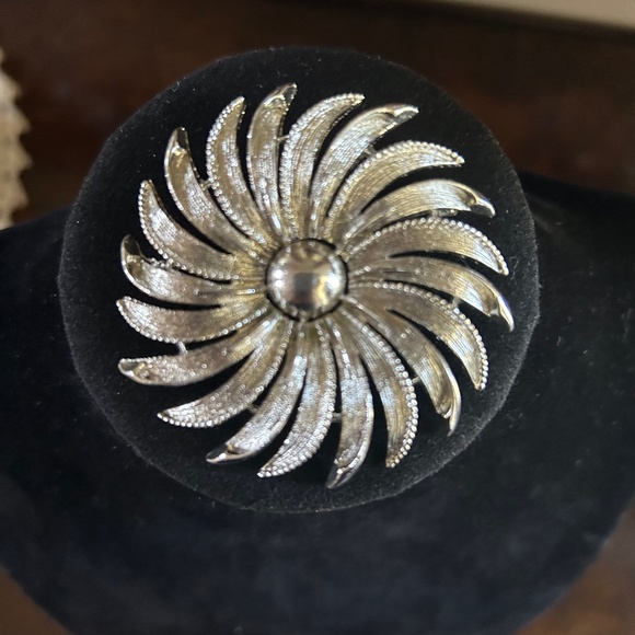 Lisner Jewelry | Jewelry | Vintage Lisner Flower Brooch Pin | Poshmark
